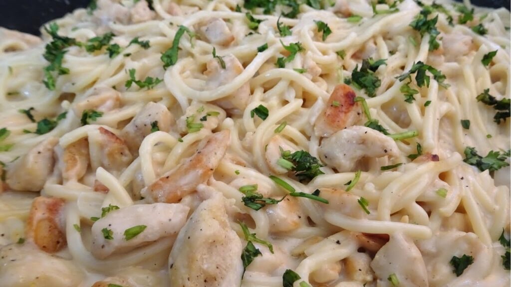 Deliciosa Receta de Espagueti con Nata y Pollo Deliciosa Receta de Espagueti con Nata y Pollo